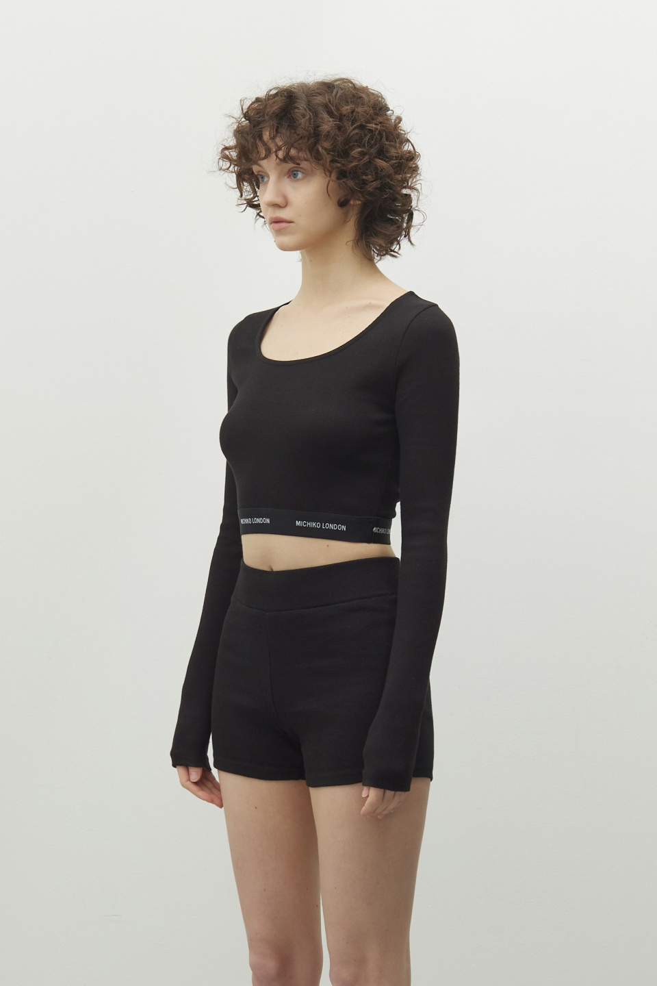 MICHIKO BAND CROP TOP ALL BLACK - 감도 깊은 취향 셀렉트샵 29CM